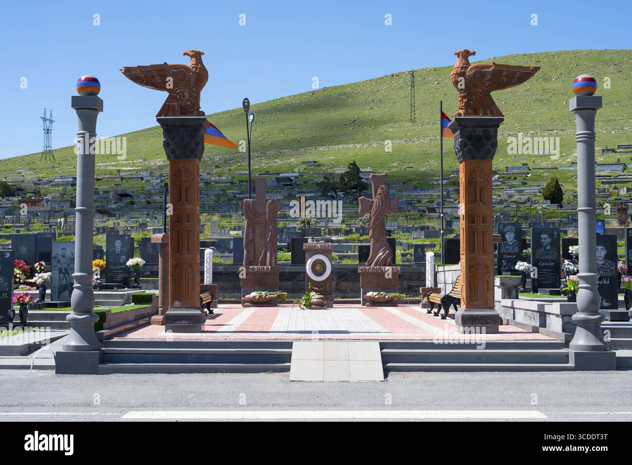 Eagle sculpture on tomb hi-res stock photography and images - Alamy