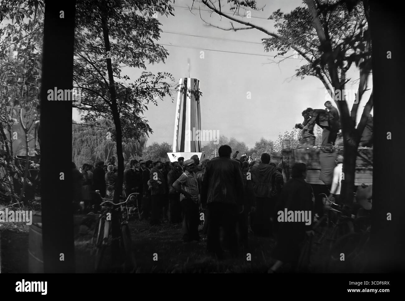 A crowd of spectators near a truck during fairground entertainment in ...