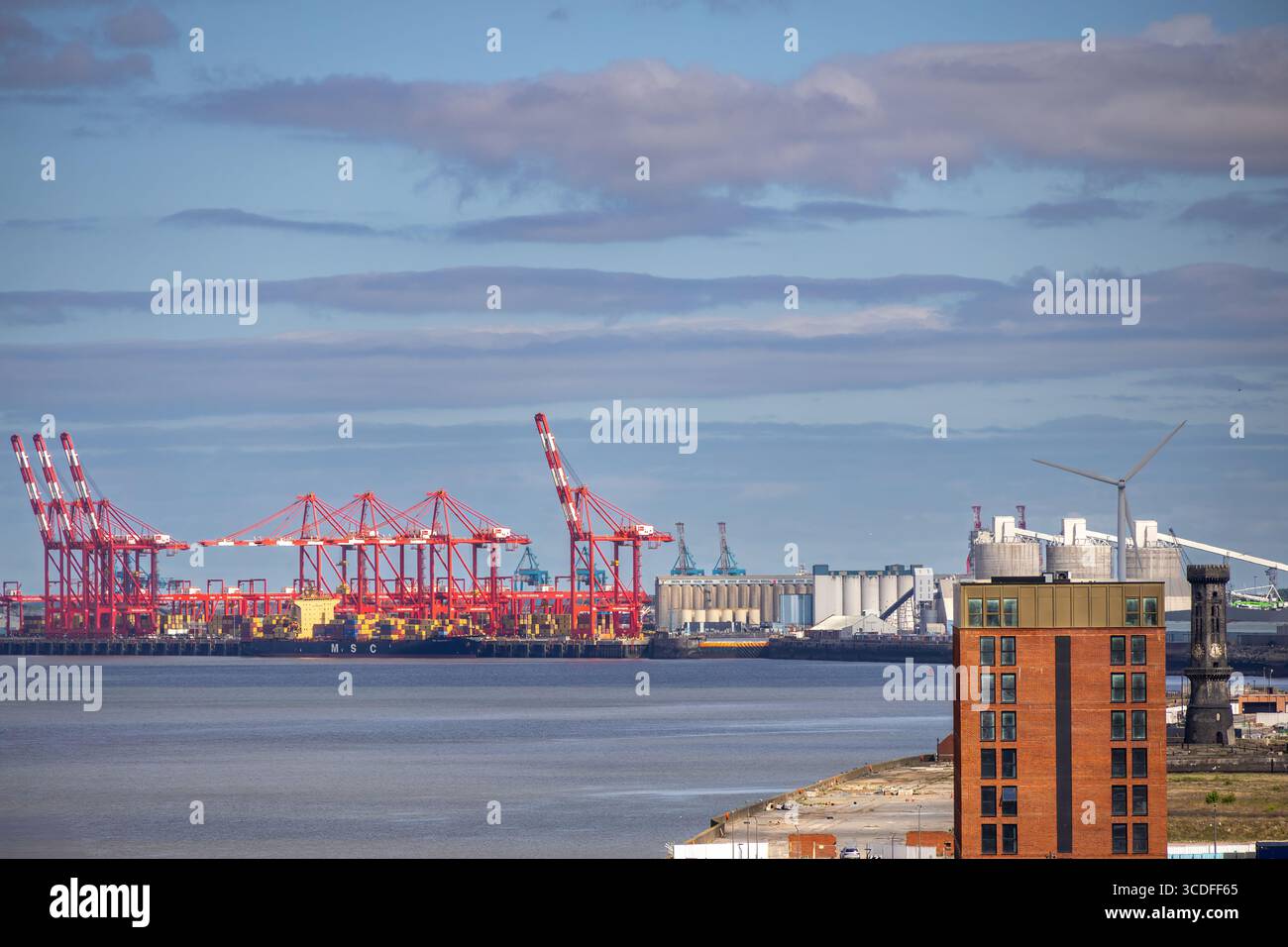 Container in liverpool hi-res stock photography and images - Alamy