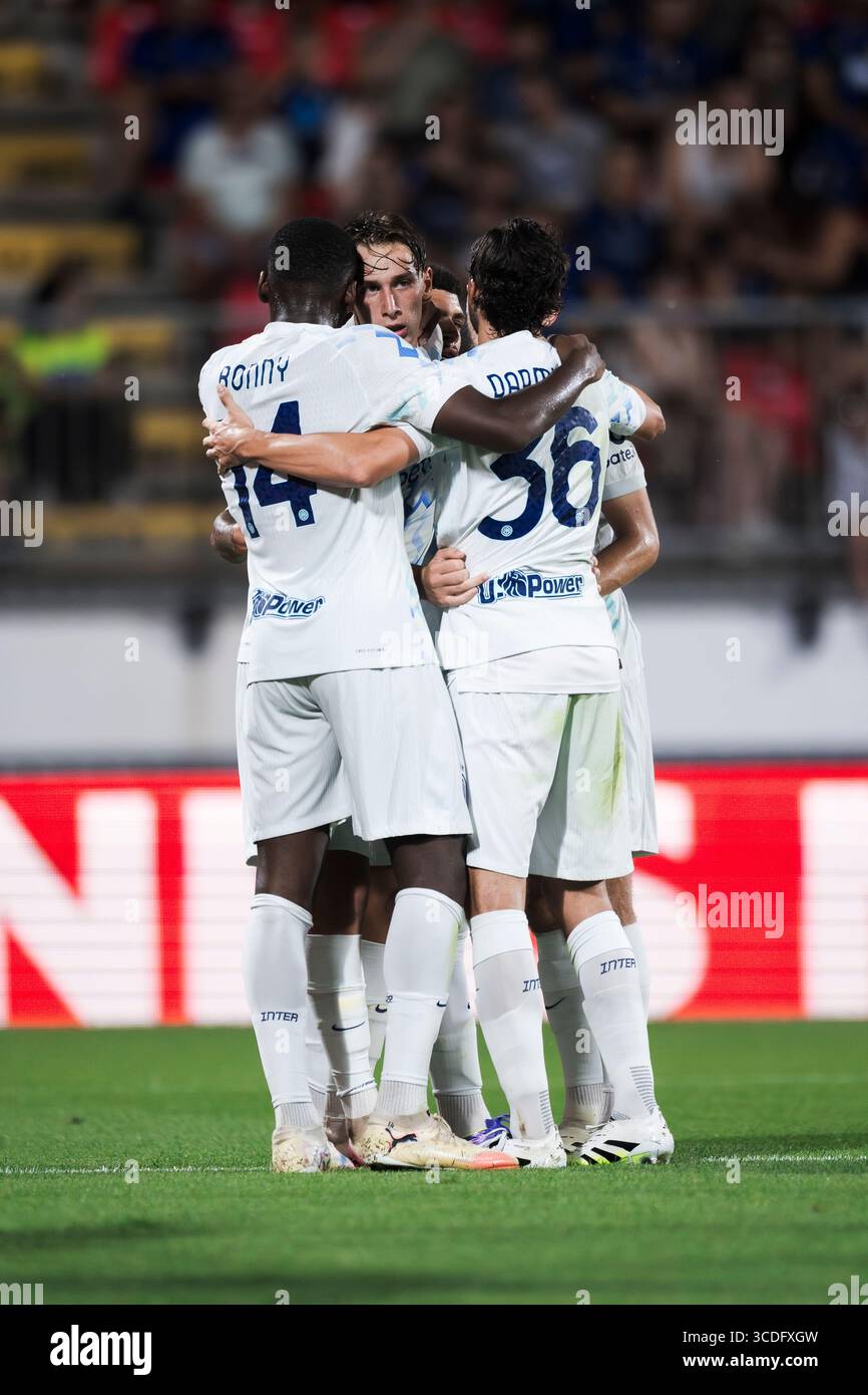 Francesco Pio Esposito of FC Internazionale celebrates with teammates ...