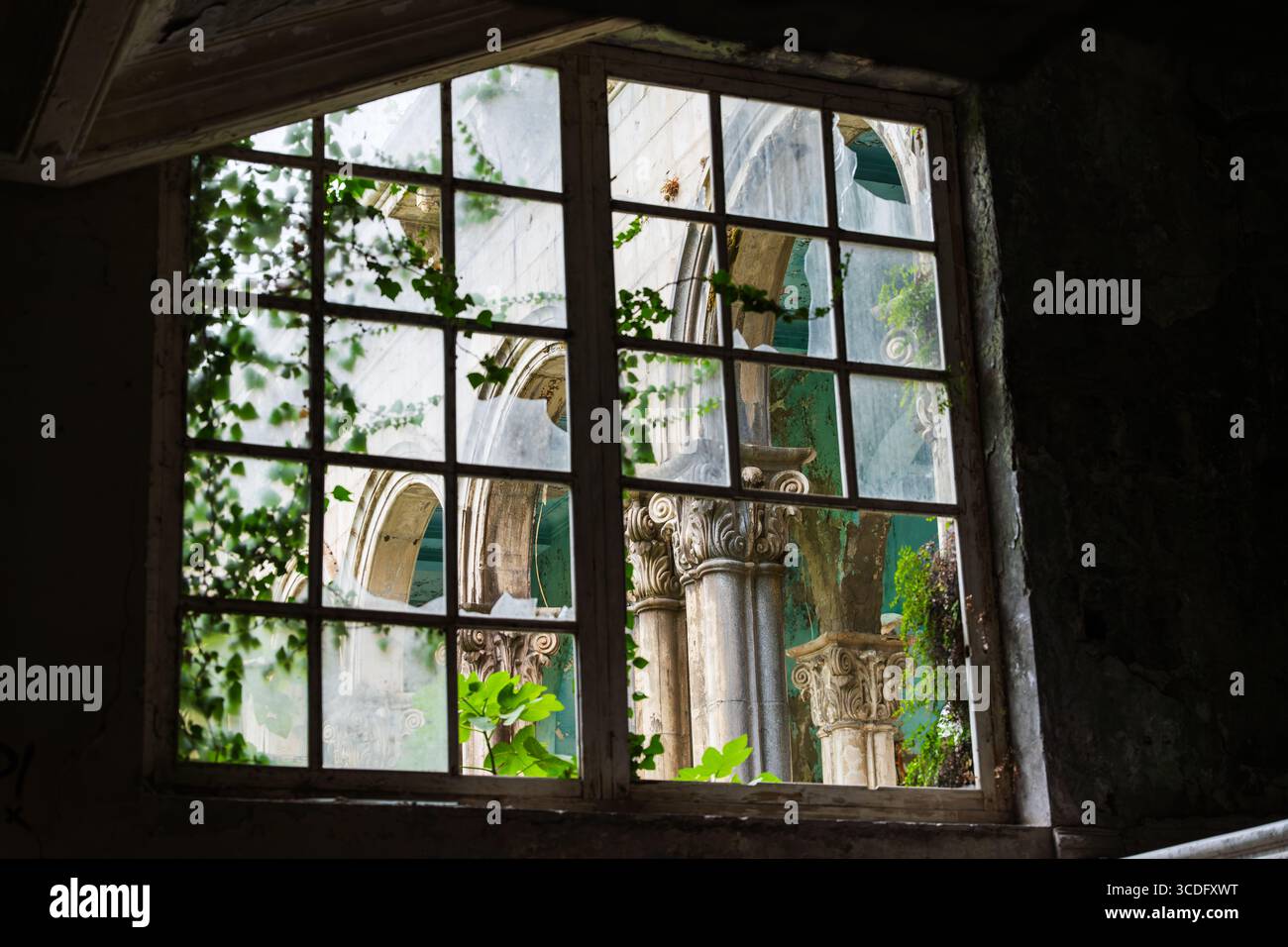 Antique architecture columns outdoor hi-res stock photography and ...