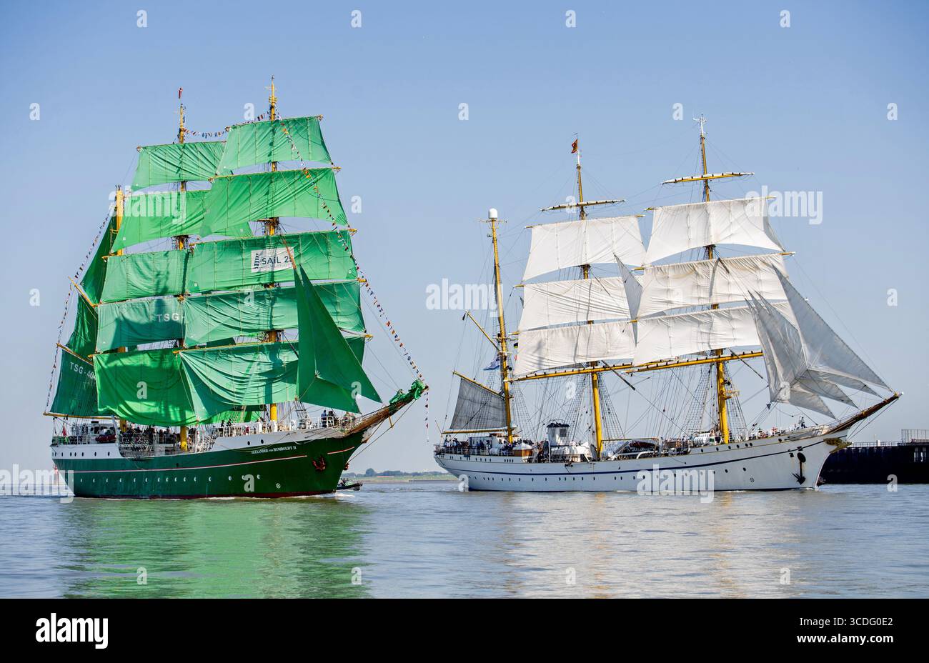 13 August 2025, Bremen, Bremerhaven: The sailing ship "Alexander von ...