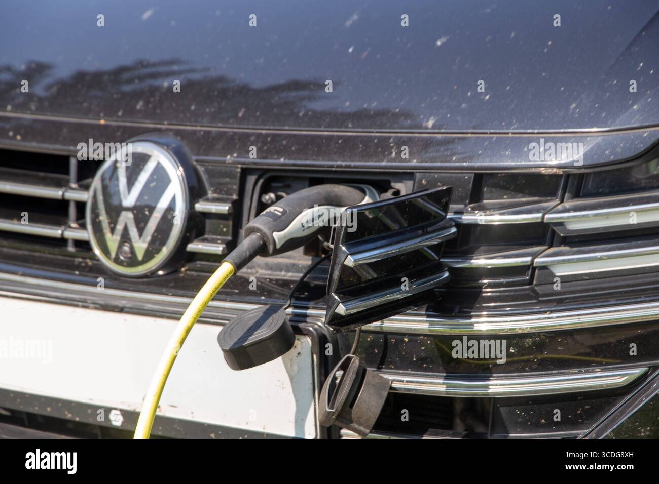 VW Arteon Hybrid an einer Ladestation *** VW Arteon Hybrid at a ...