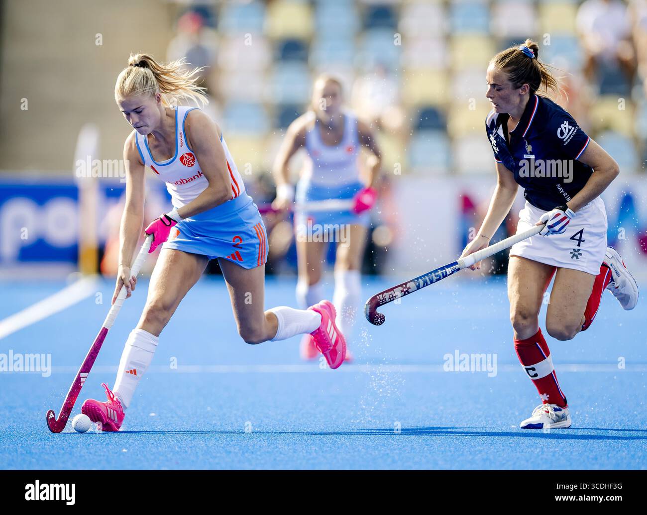 MONCHENGLADBACH - Luna Fokke of the Netherlands in action against Emma ...