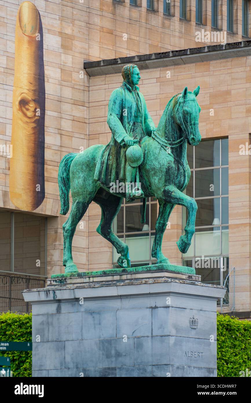 View king albert statue hi-res stock photography and images - Alamy