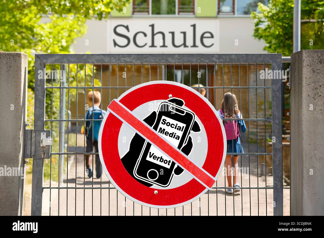Handy- und Social-Media-Verbot an Schulen, Symbolfoto, Grundschule mit ...