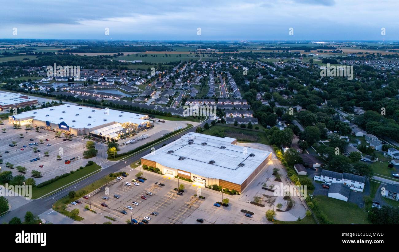 Large commercial building with extensive parking Stock Photo - Alamy