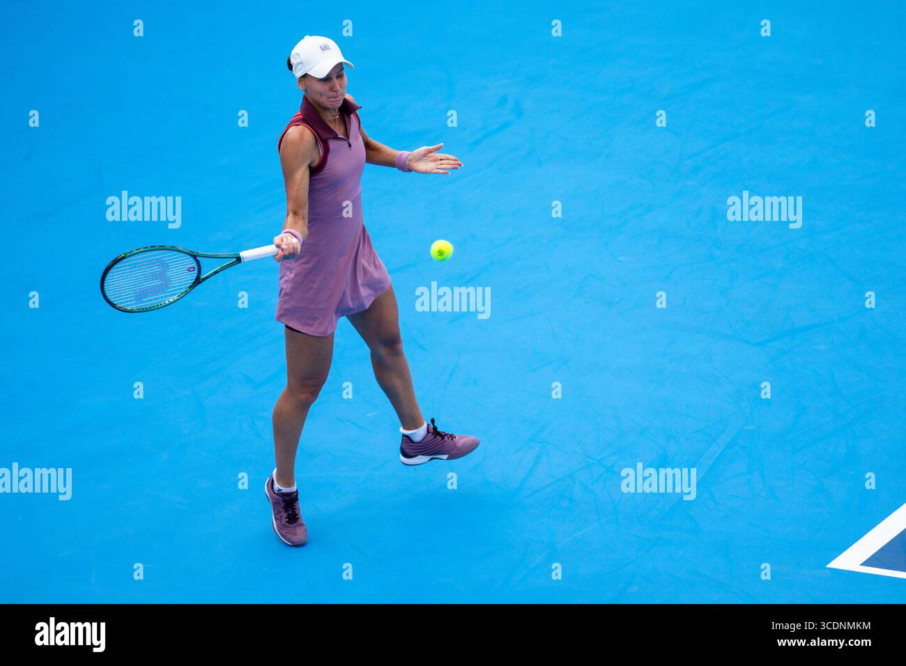 MASON, OHIO - AUGUST 13: Veronika Kudermetova returns a shot against ...