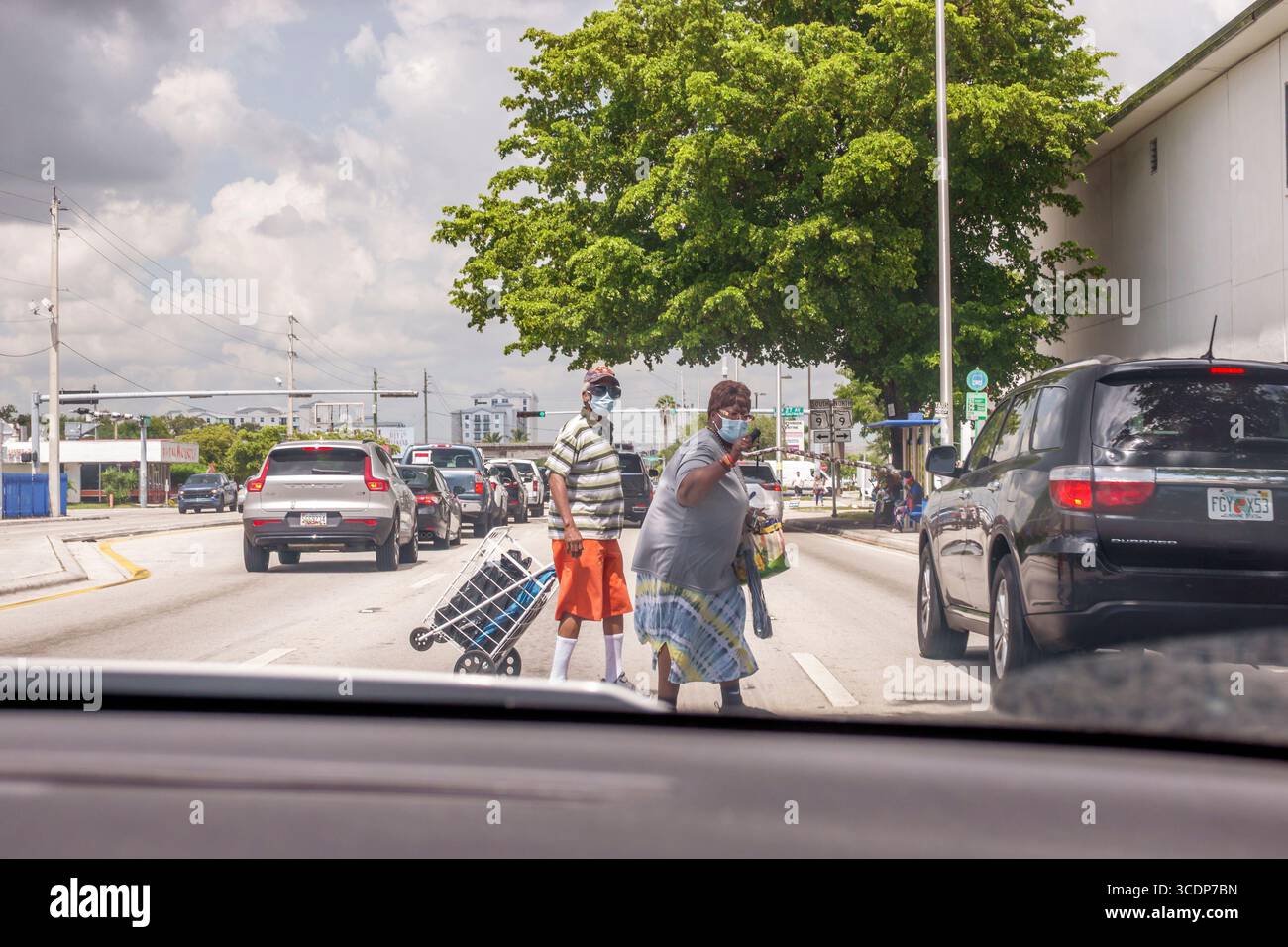Cars suvs waiting at light hi-res stock photography and images - Alamy