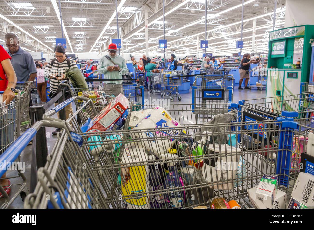 Other customers standing with carts hi-res stock photography and images ...