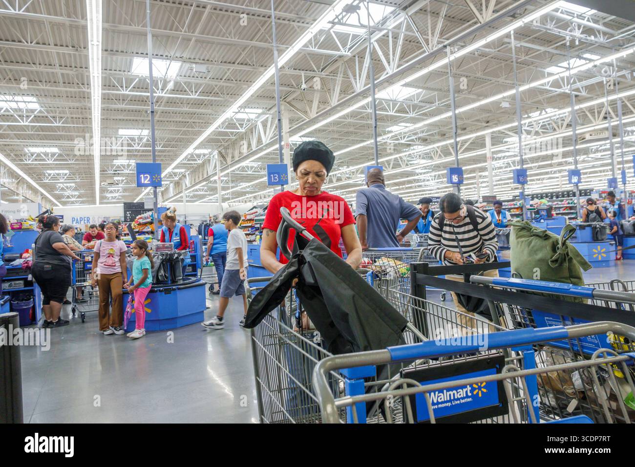 Black woman making return hi-res stock photography and images - Alamy