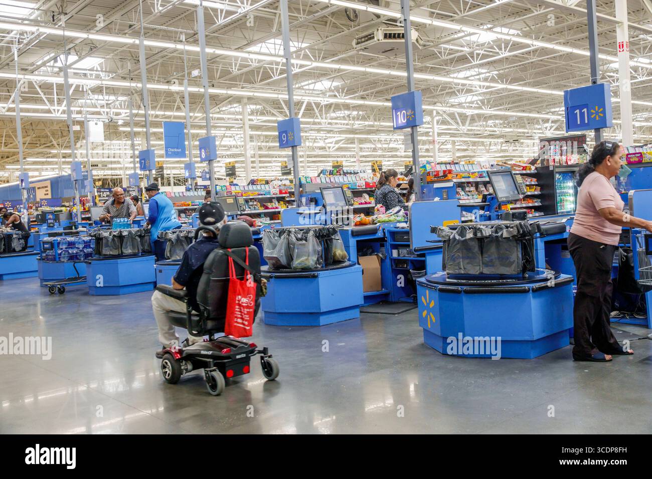 Inside checkout lines queues hi-res stock photography and images - Alamy
