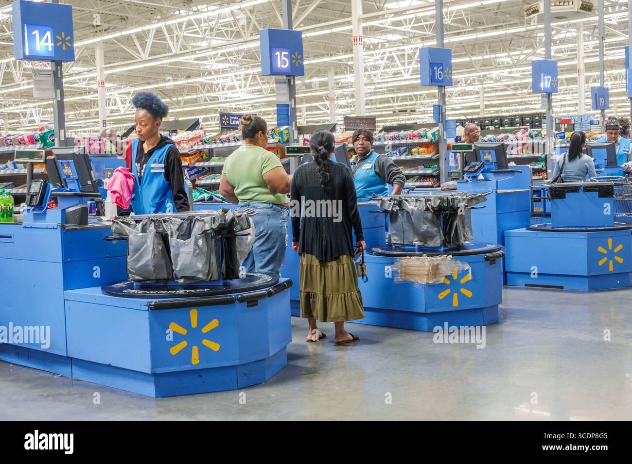 Bagging carousels full hi-res stock photography and images - Alamy