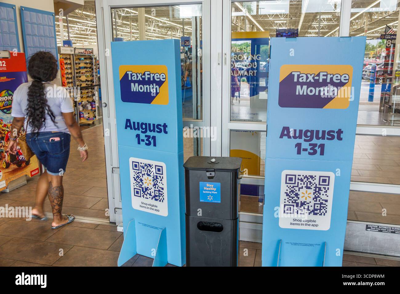 Store entrance sliding glass doors hi-res stock photography and images ...