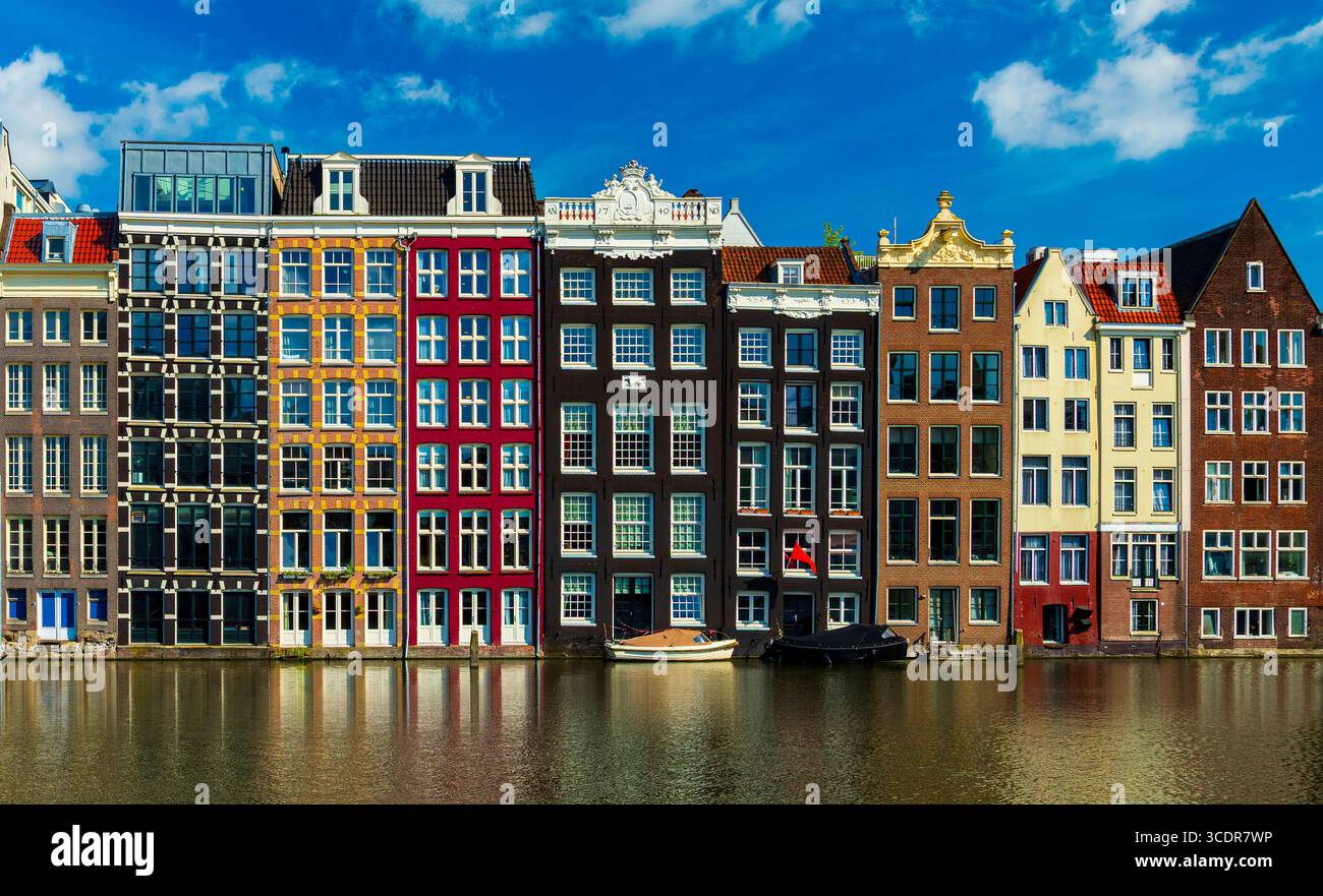 Sunshine illuminates 17th and 18th centry traditional Dutch Dancing ...