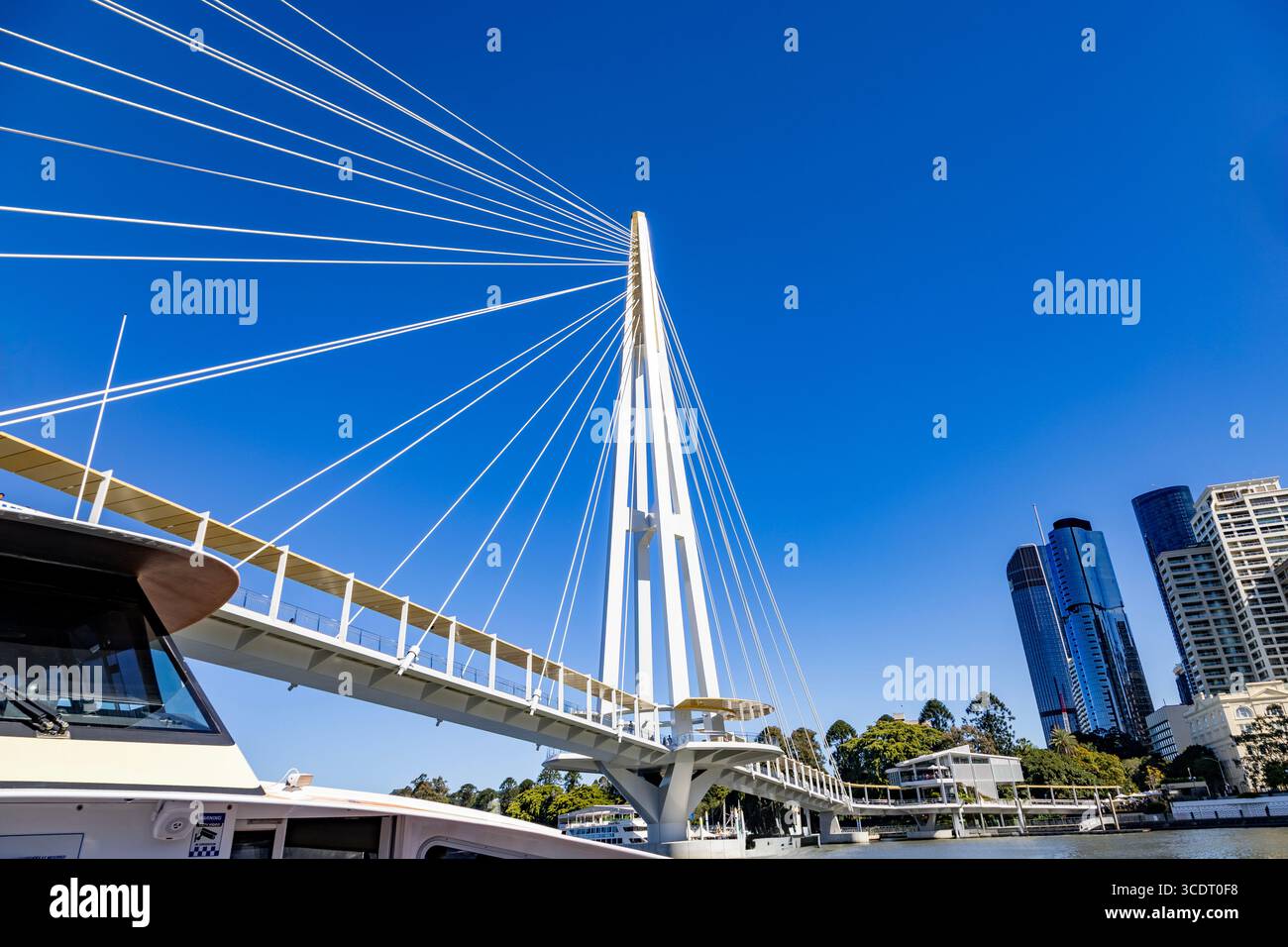 View of the pedestrian and cycling Kangaroo Point Bridge spanning the ...