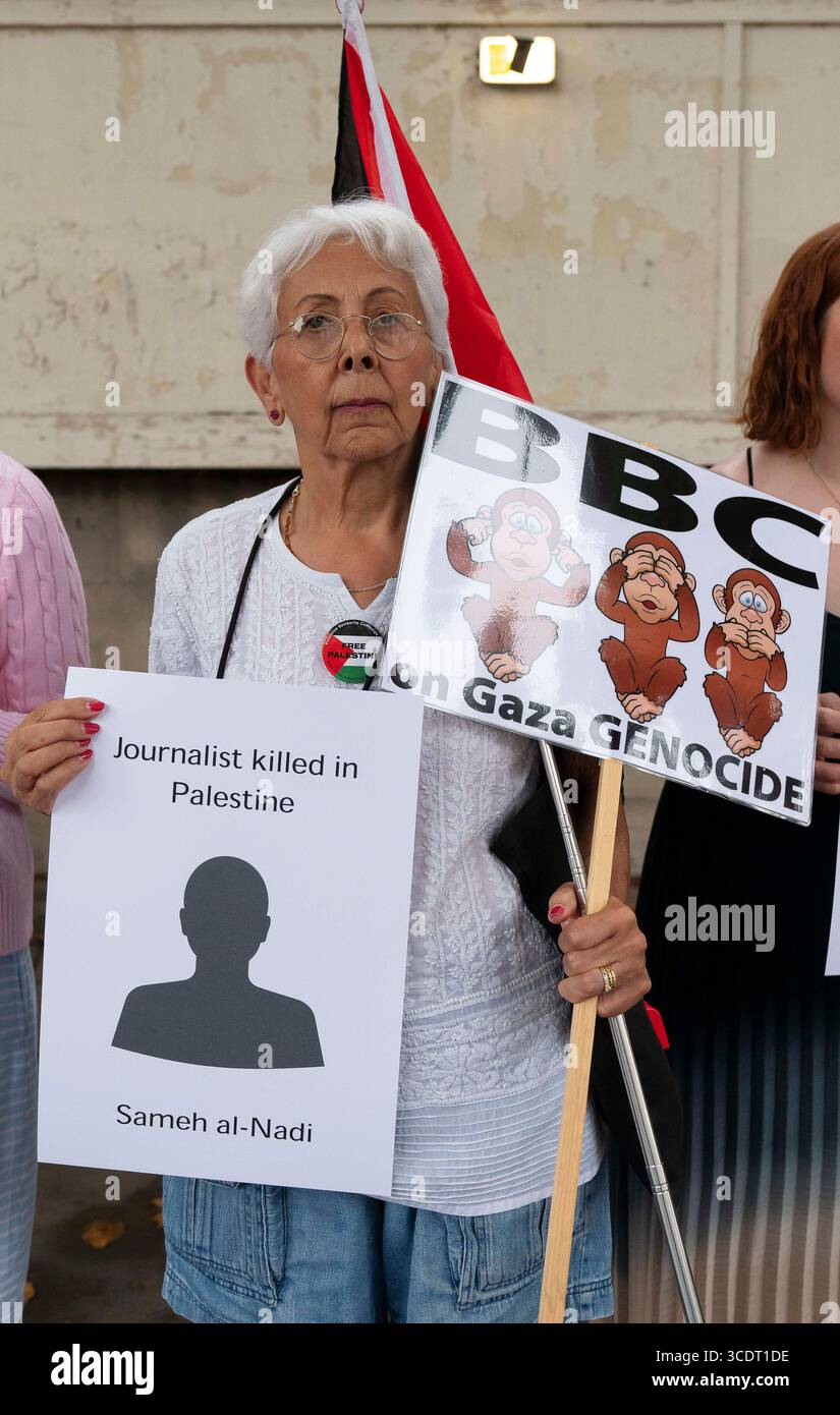 Journalists covering, london hi-res stock photography and images - Alamy