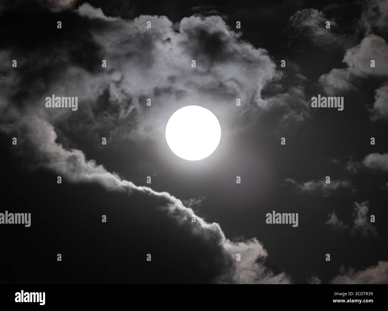 Clouds passing over full moon hi-res stock photography and images - Alamy