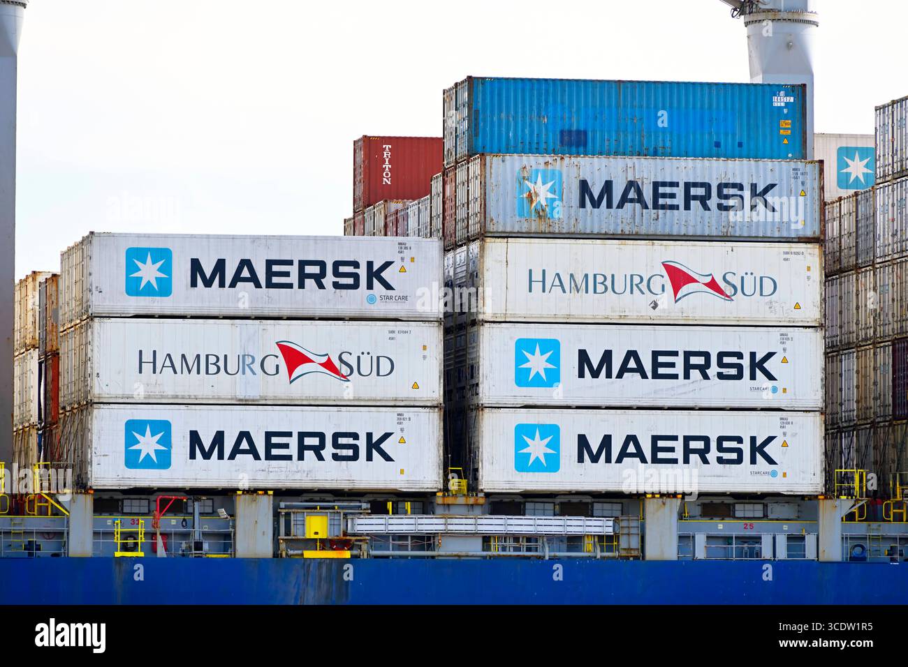 Containerschiff mit gestapelten Containern von Maersk und Hamburg Süd ...