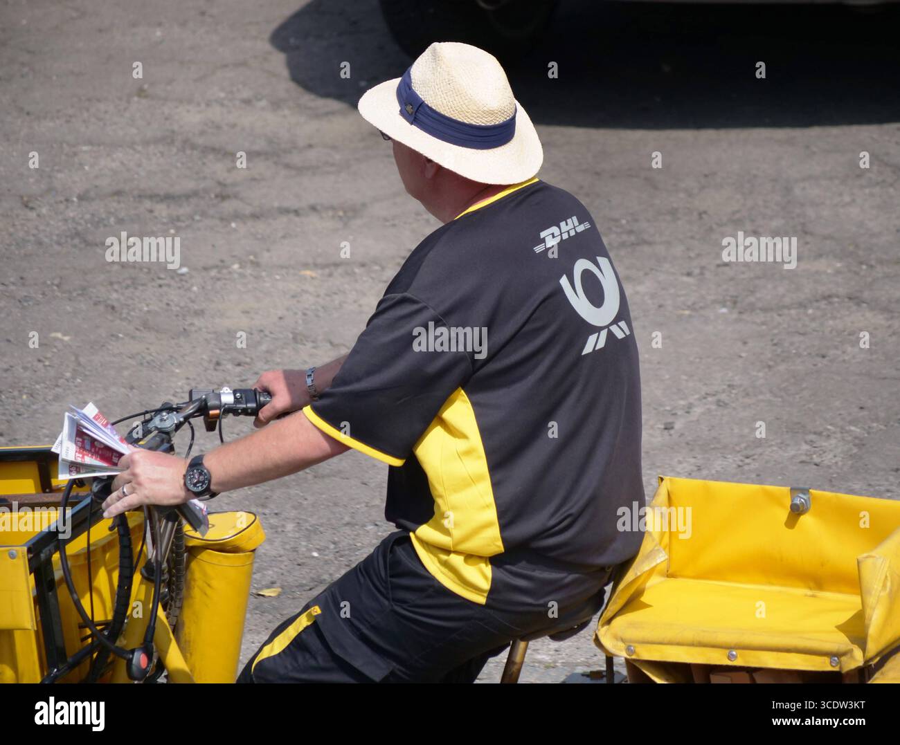 DHL Postbote bei der Auslieferung. DHL *** DHL letter carrier ...
