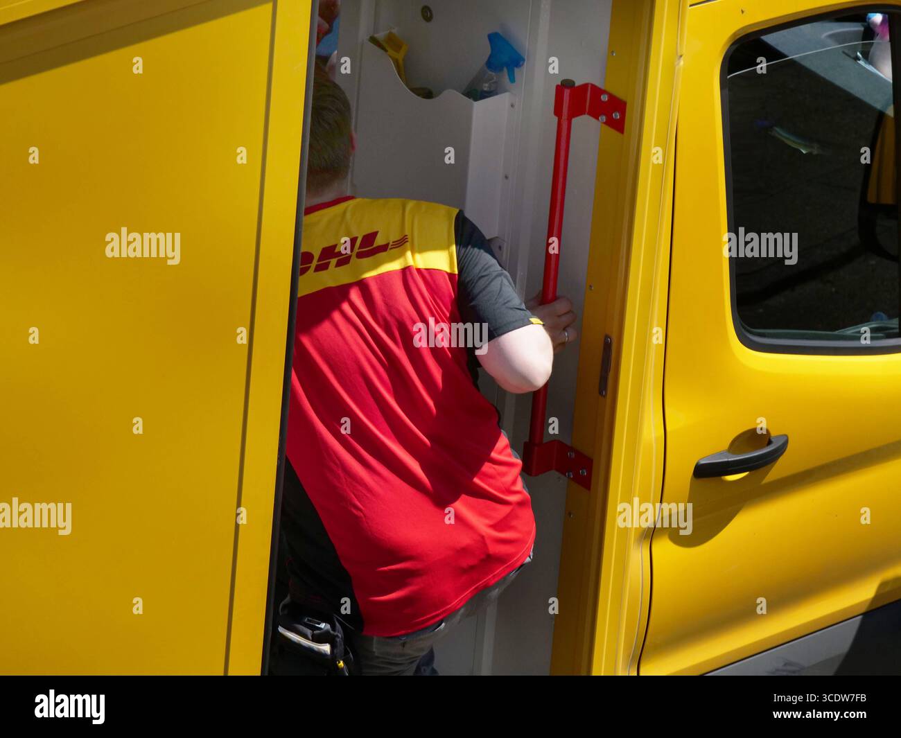 DHL Paketfahrer bei der Auslieferung. DHL Stock Photo - Alamy