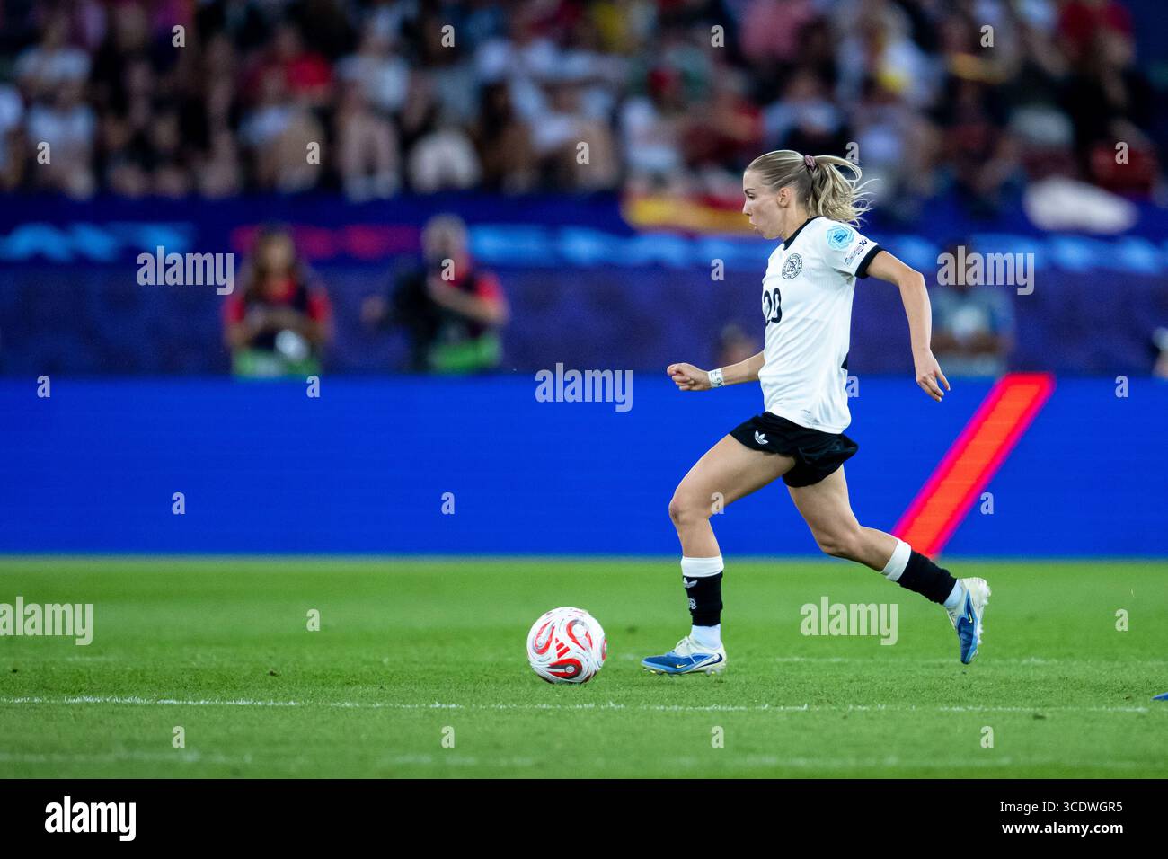 Elisa Senß (Deutschland, #20) am Ball, SUI, Deutschland vs Spanien ...