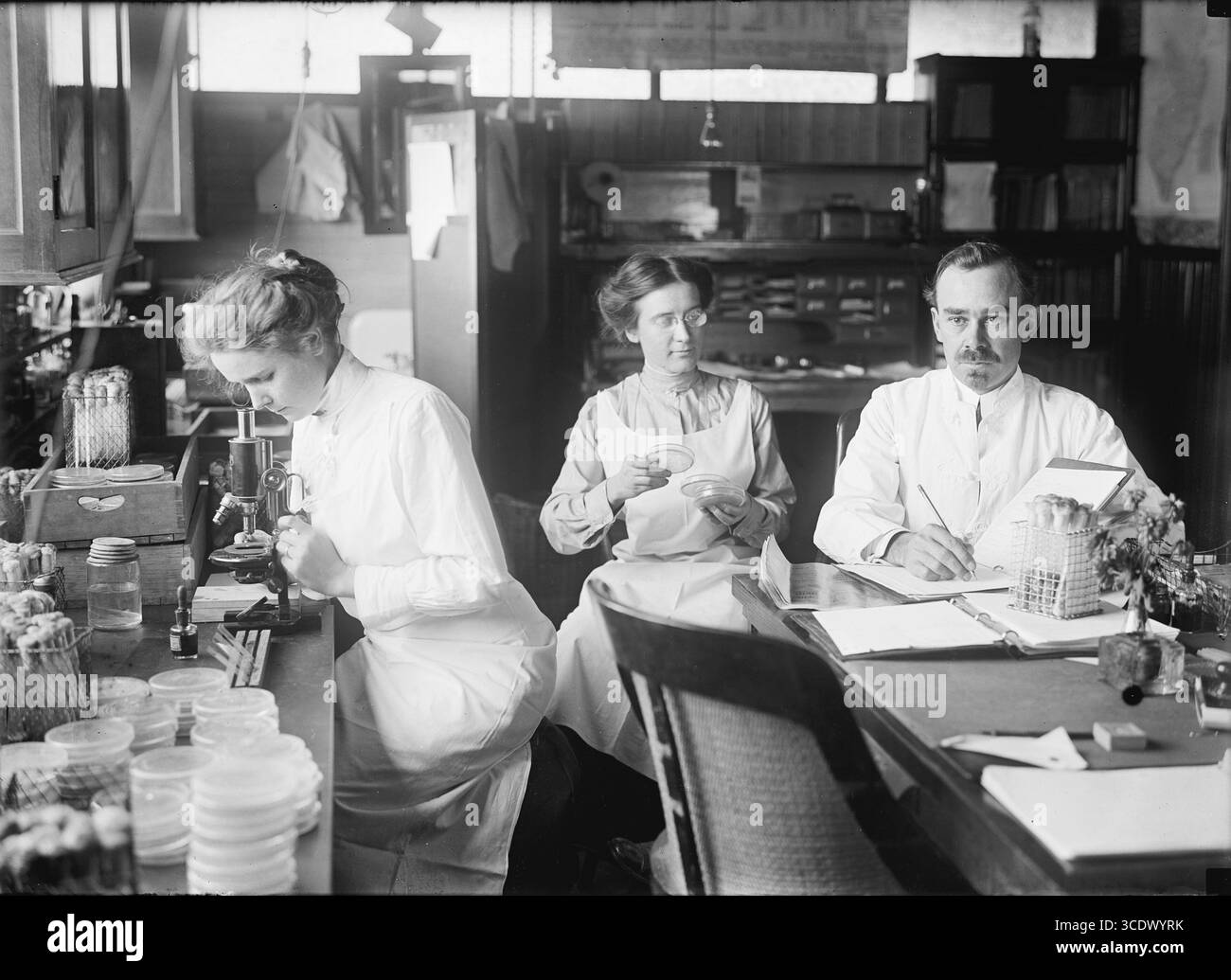Science research team medicine Black and White Stock Photos & Images ...