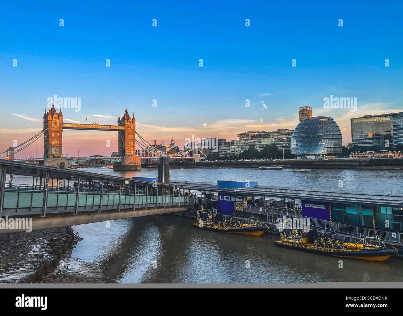 Tower Bridge, London, Themse, Sonnenuntergang, modernes Rathaus ...