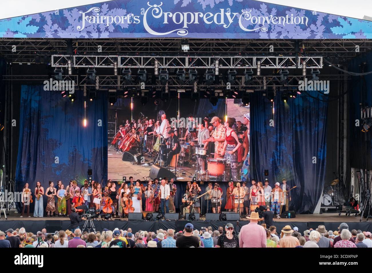 Joe Broughton's Conservatoire Folk Ensemble performing at Fairport's ...
