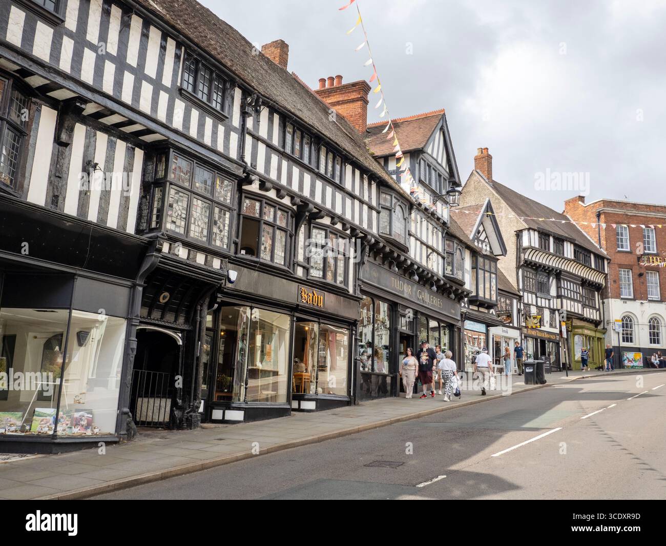 Tudor inn hi-res stock photography and images - Alamy