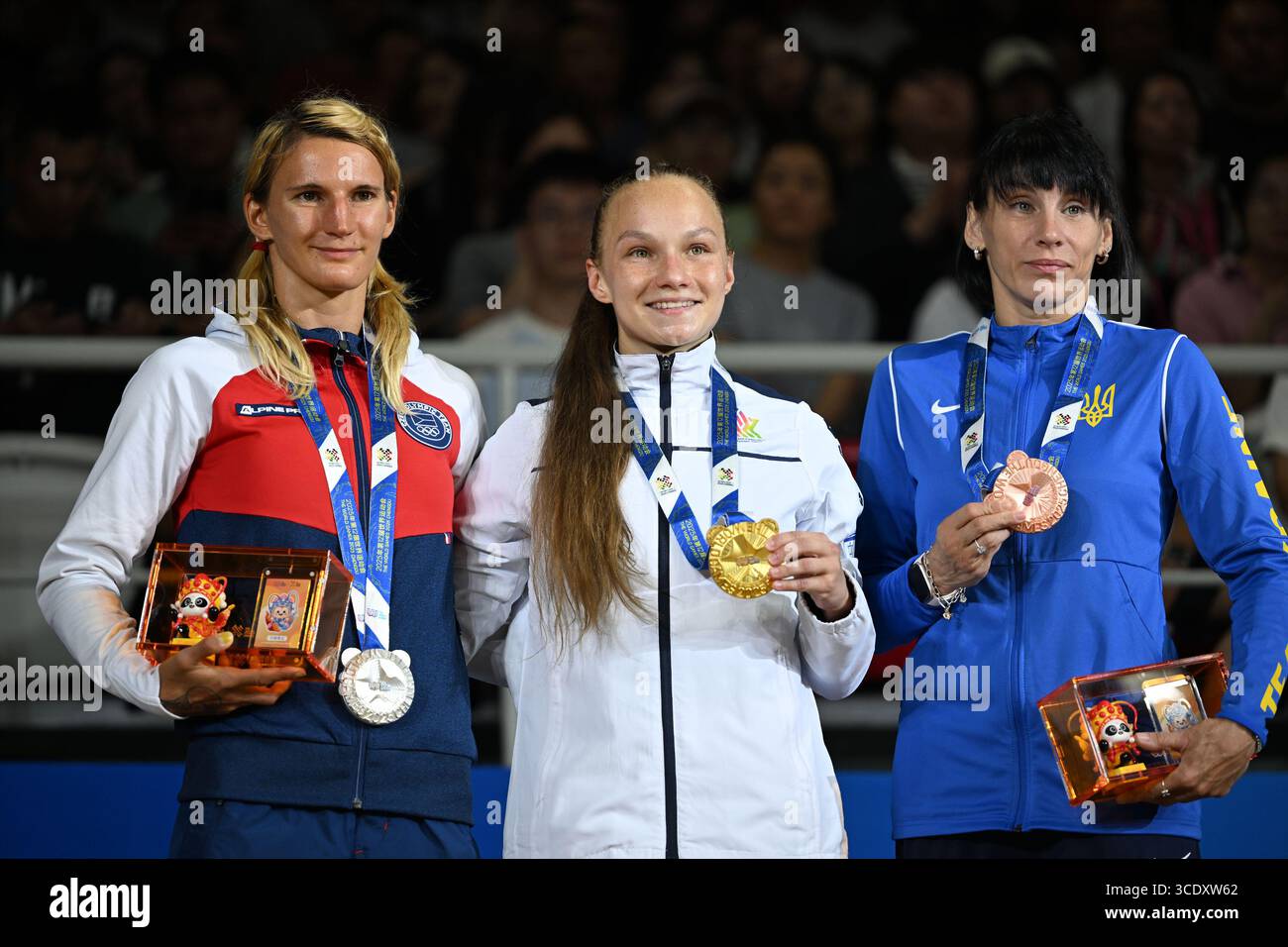 (250814) -- CHENGDU, Aug. 14, 2025 (Xinhua) -- Gold medalist Yulia Sachkov (C) of Israel, silver ...