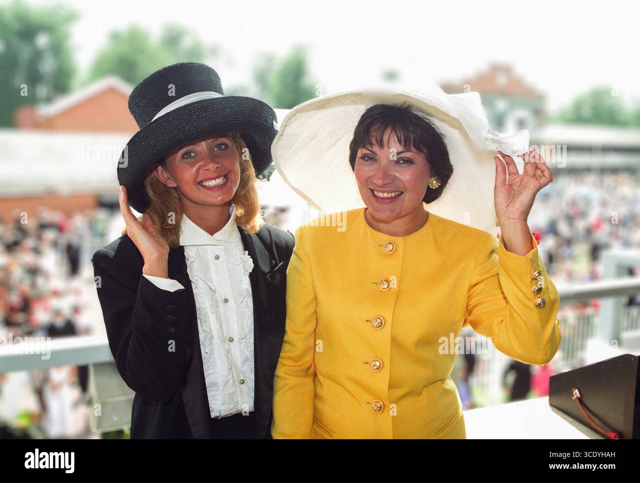 Gmtv lorraine kelly 1993 hi-res stock photography and images - Alamy