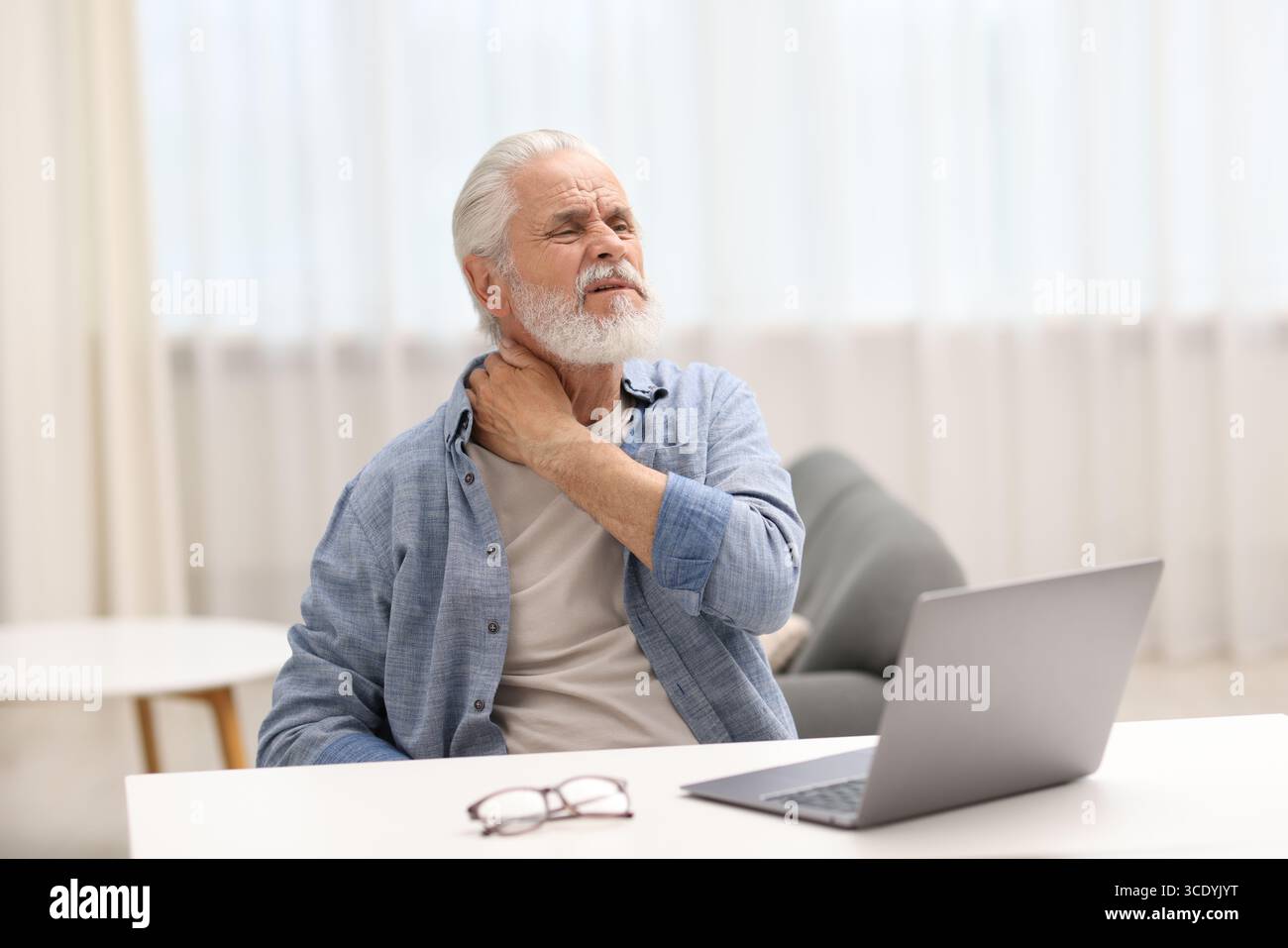 Laptop old man neck pain hi-res stock photography and images - Alamy