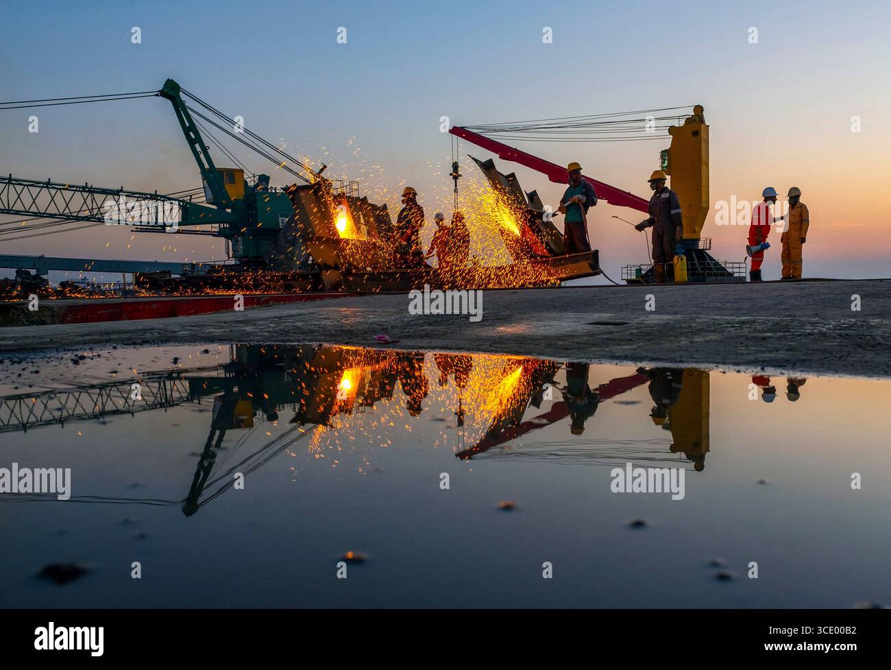 Ship breaking yard bangladesh hi-res stock photography and images - Alamy