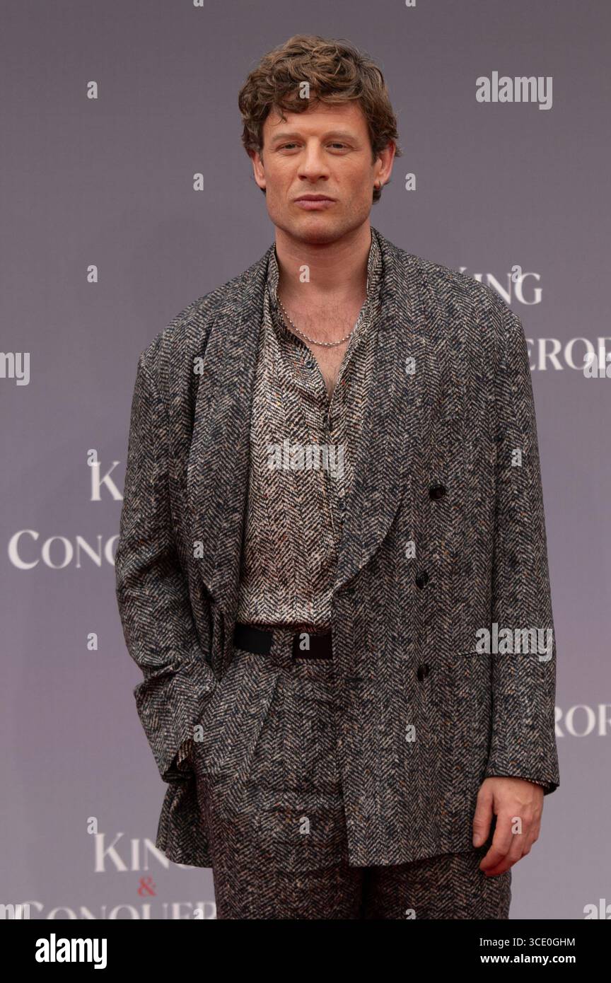 Rabbit track pictures hi-res stock photography and images - Alamy