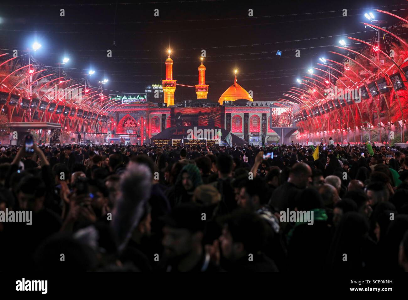 Shiite pilgrims participate in Arbaeen, perform rituals outside the ...