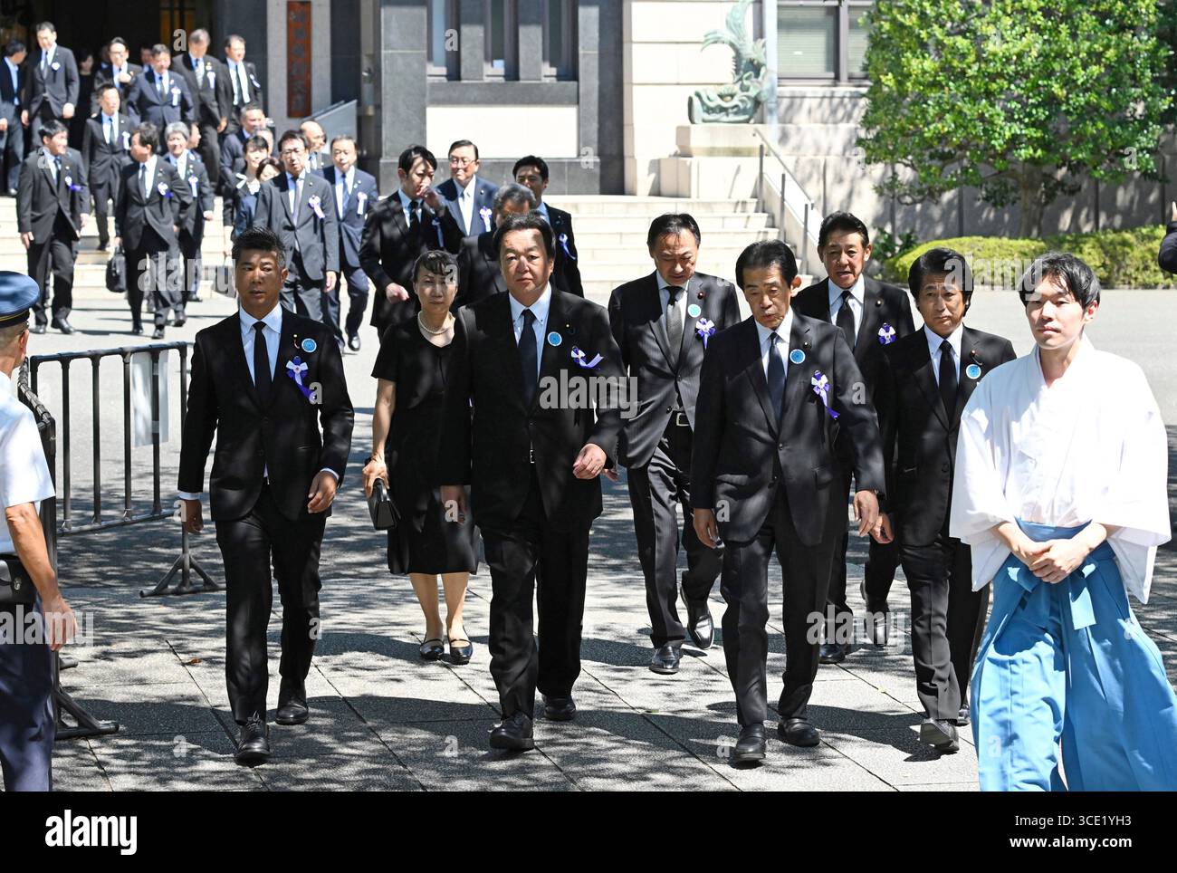 Nonpartisan members of the Diet Assembly' group visit Yasukuni Jinja ...
