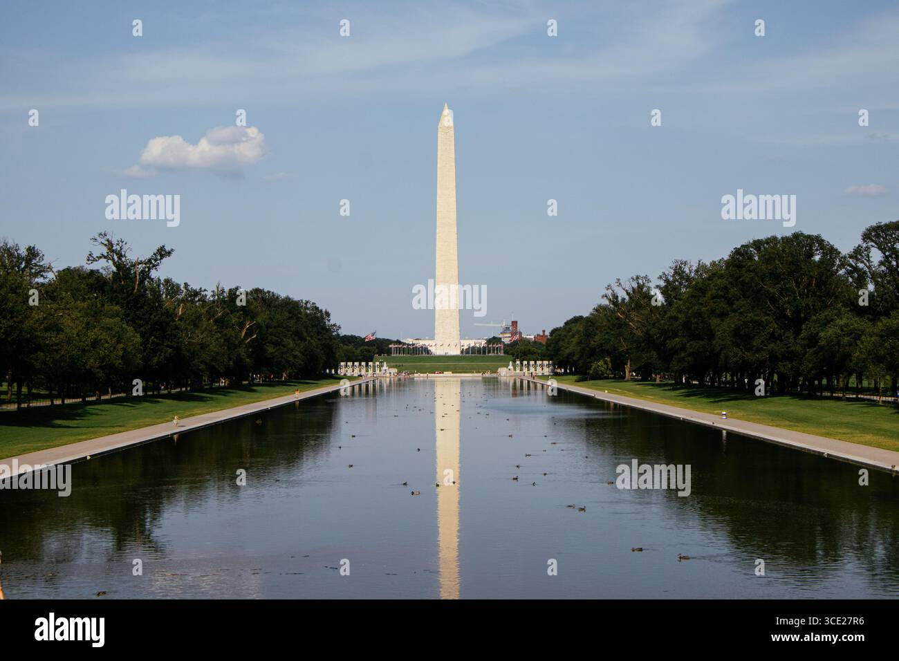 Washington Monument reflected in the Lincoln Memorial Reflecting Pool ...