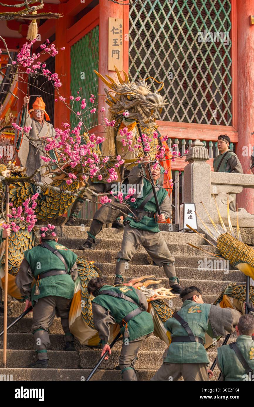 Male performers holding wood poles supporting the Seiryu blue dragon ...