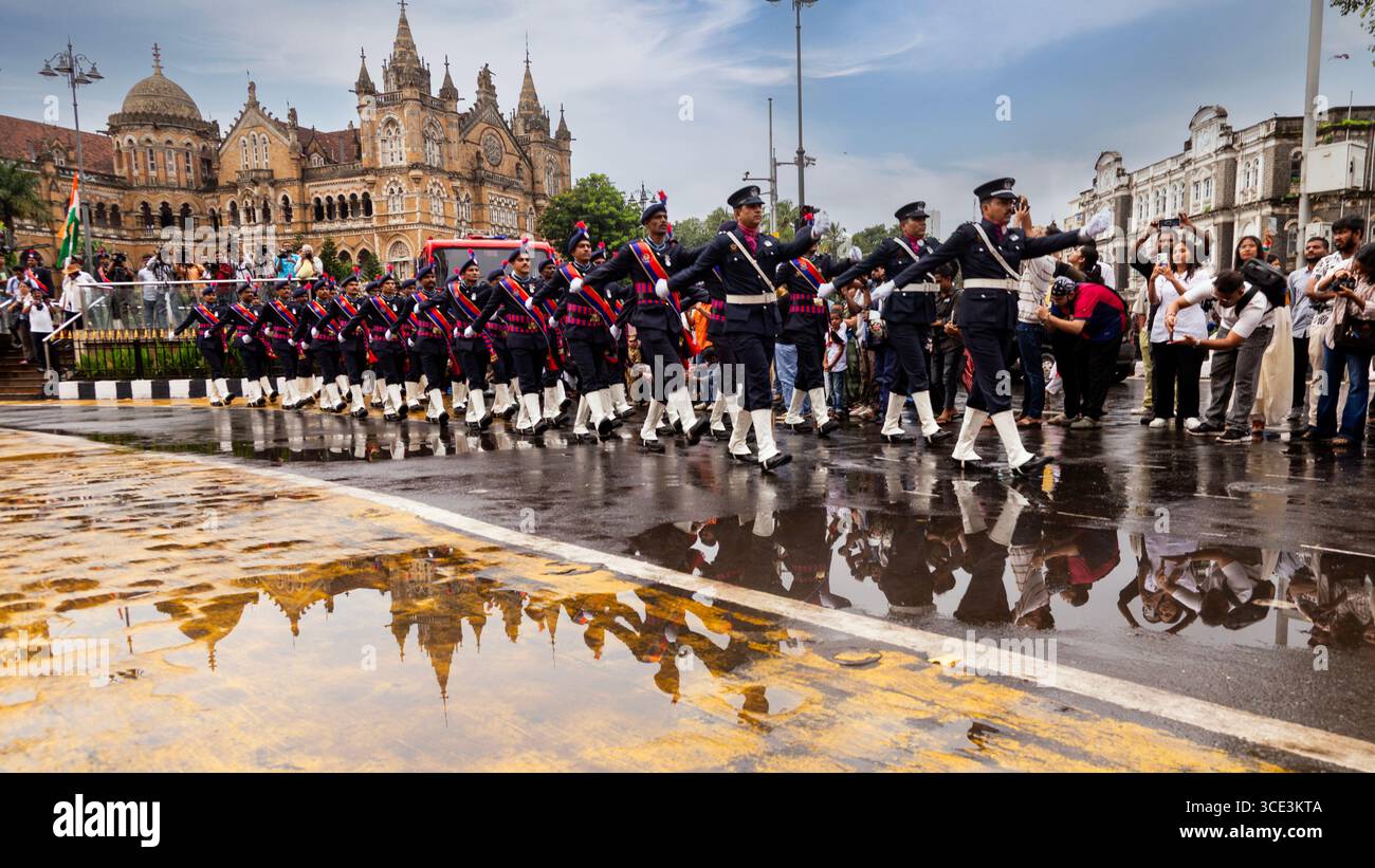 15th Aug, 2025. MUMBAI, INDIA - BMC security personnel and Mumbai Fire ...