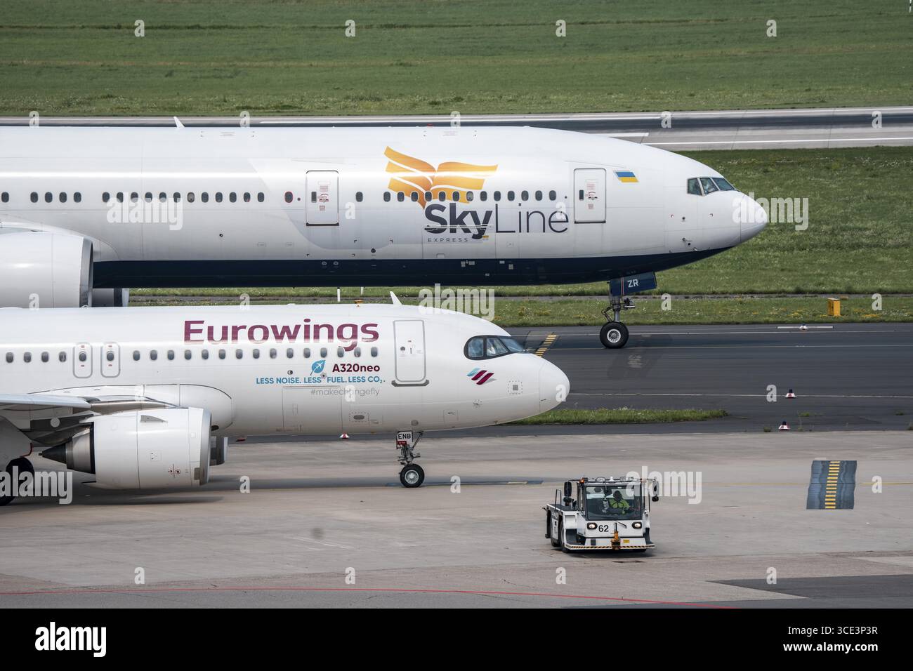 Skyline express airlines boeing 777 hi-res stock photography and images ...
