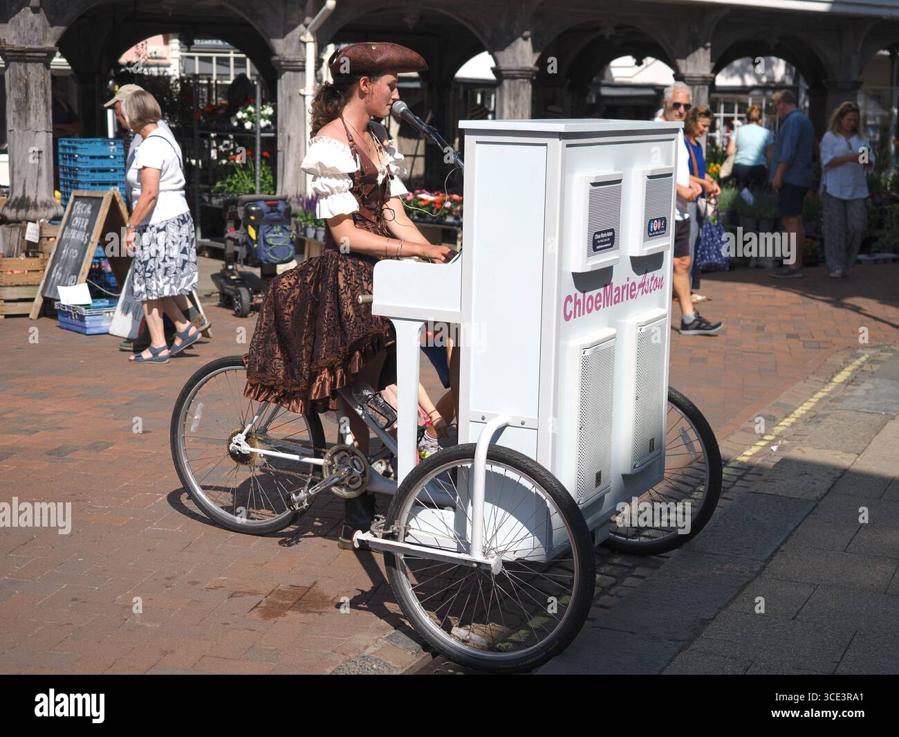 Faversham, Kent, UK. 15th Aug, 2025. Piano bike girl Chloe Marie Aston ...