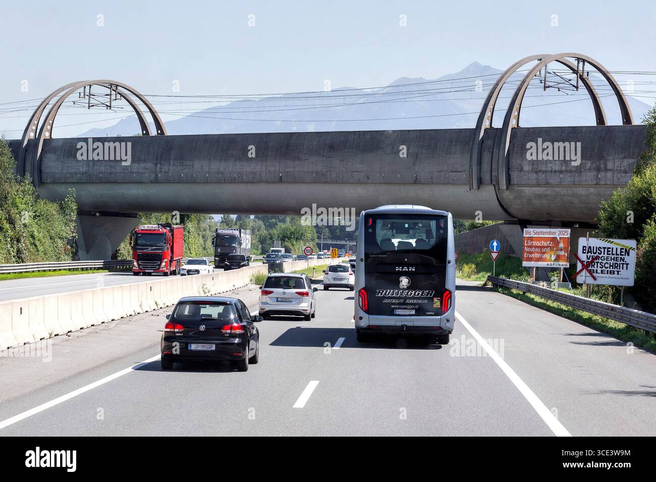 Eisenbahnbrücke, Inntalautobahn A12, Tirol, Österreich // Railway ...