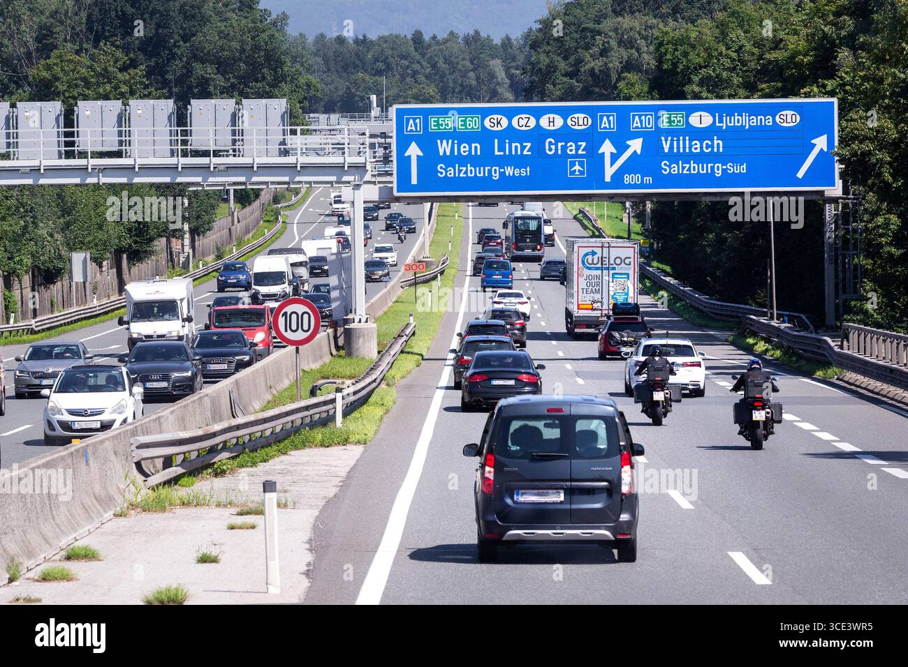 Verkehr, Westautobahn A1, Salzburg, Abfahrt A10, Österreich // Traffic ...