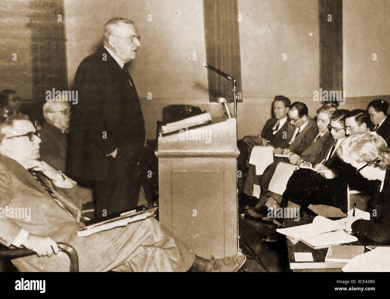 1950s press conference hi-res stock photography and images - Alamy