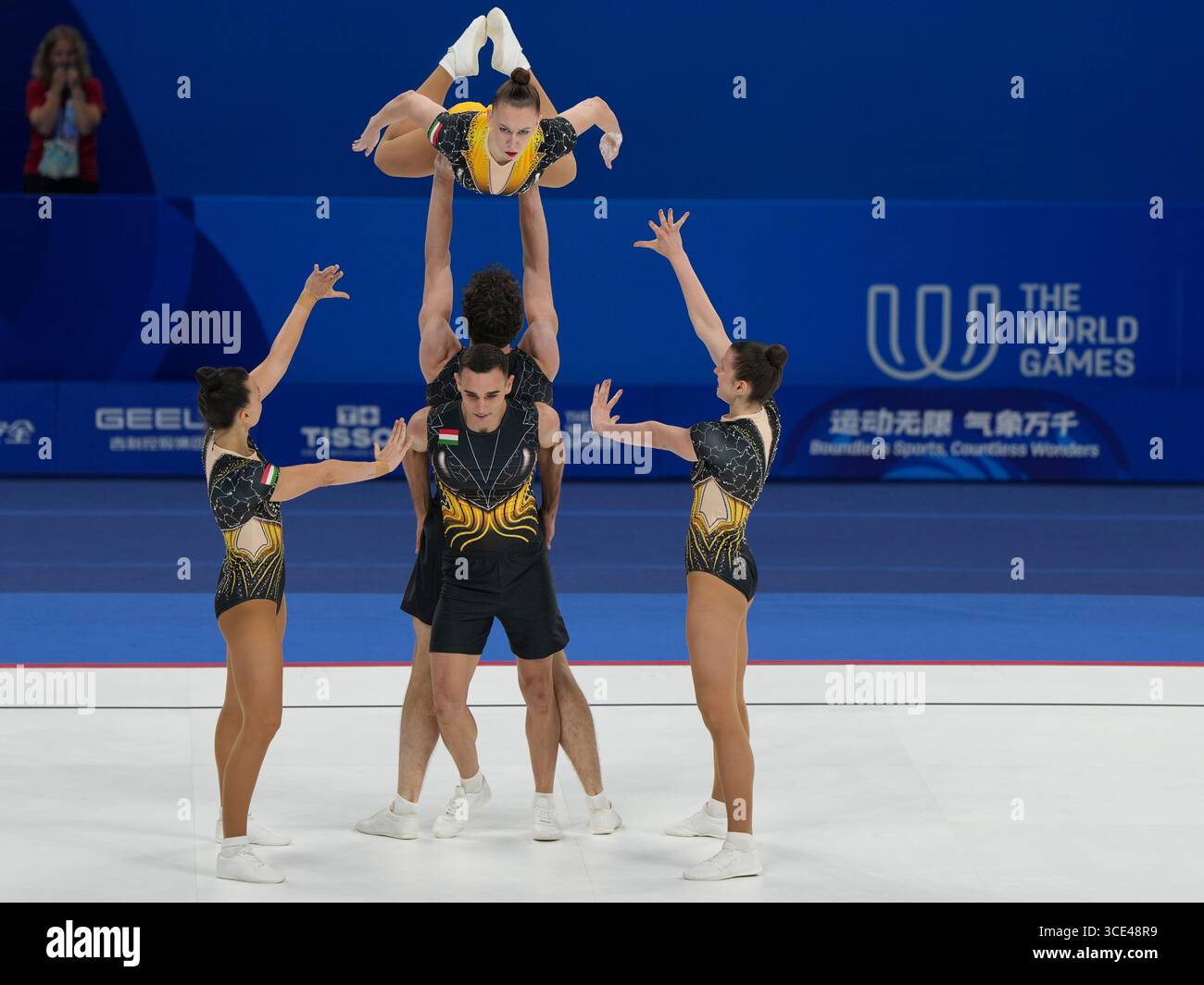 (250815) -- CHENGDU, Aug. 15, 2025 (Xinhua) -- Team Hungary perform ...