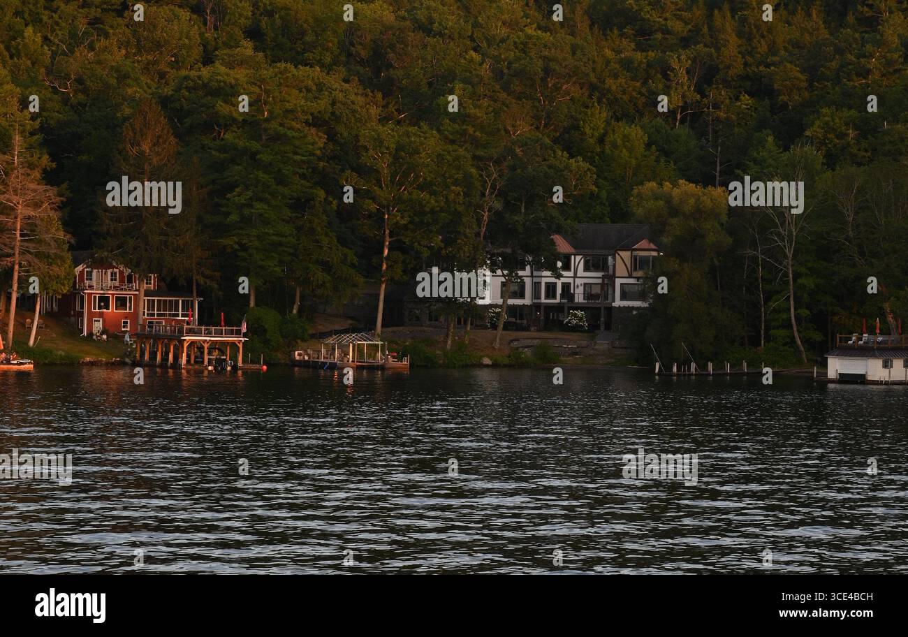 Serene lakeside view residential hi-res stock photography and images - Alamy
