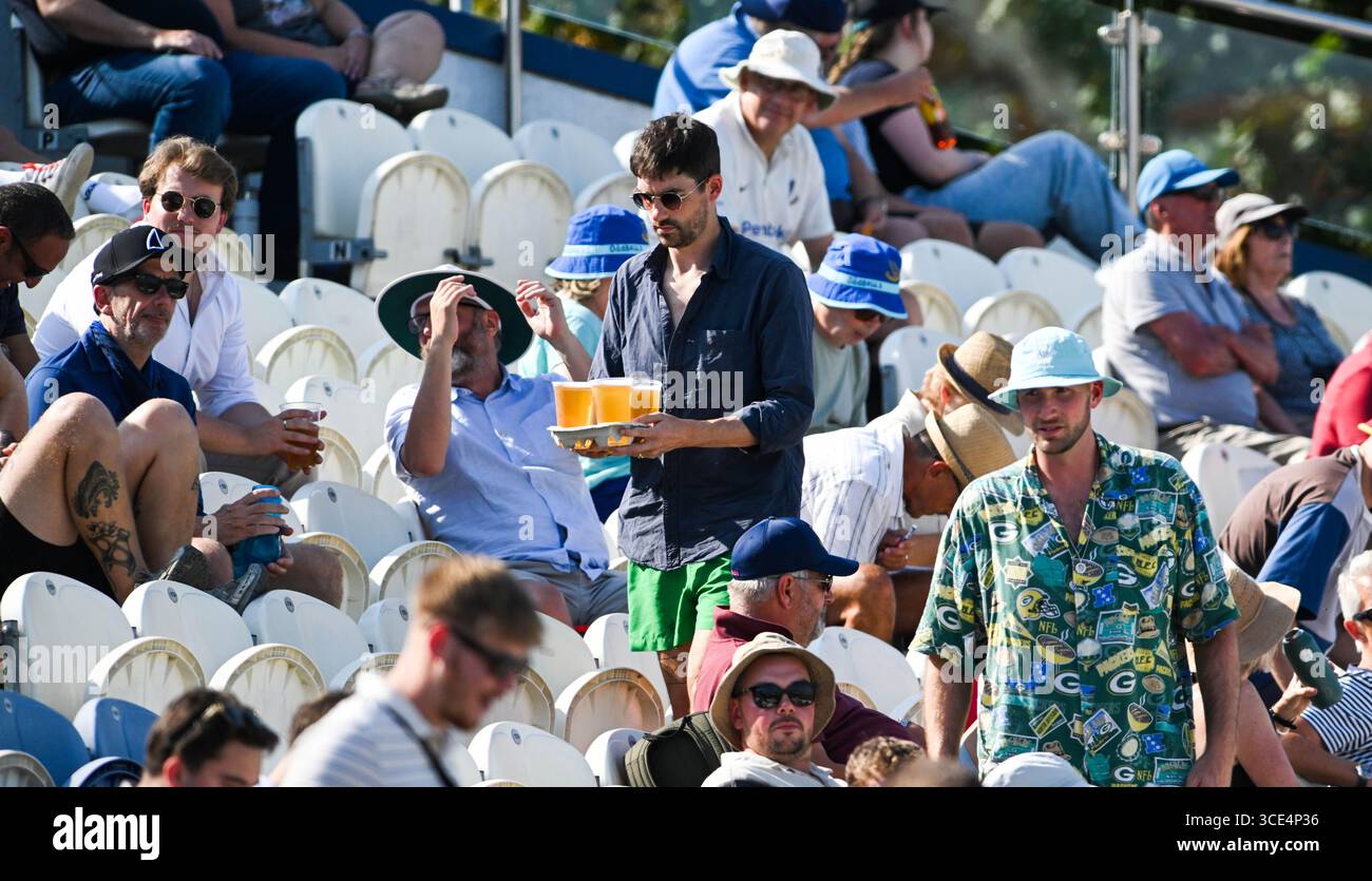 Cricket fans beers hi-res stock photography and images - Alamy
