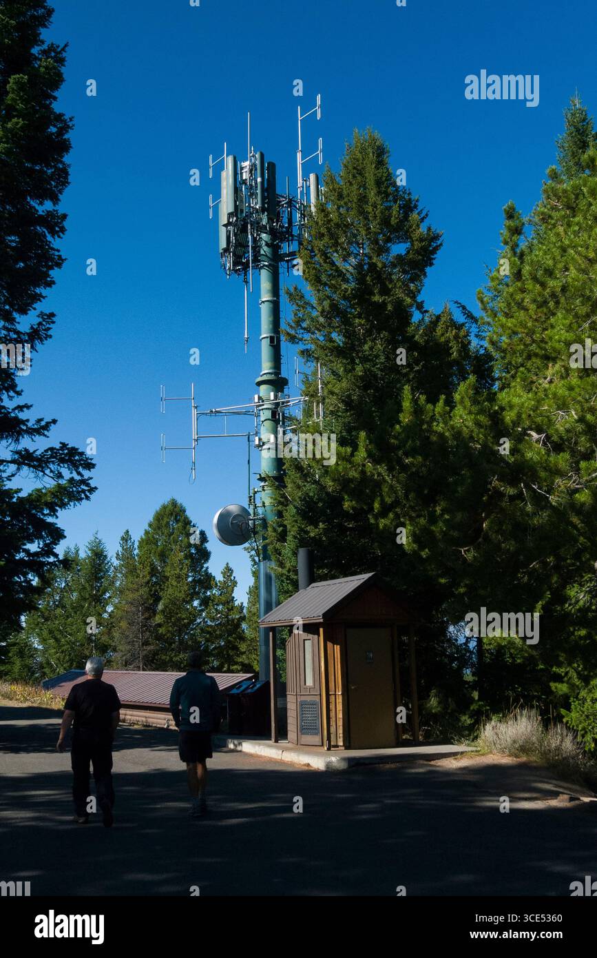 Tower with cellular and other communication antennas on Signal Mountain ...
