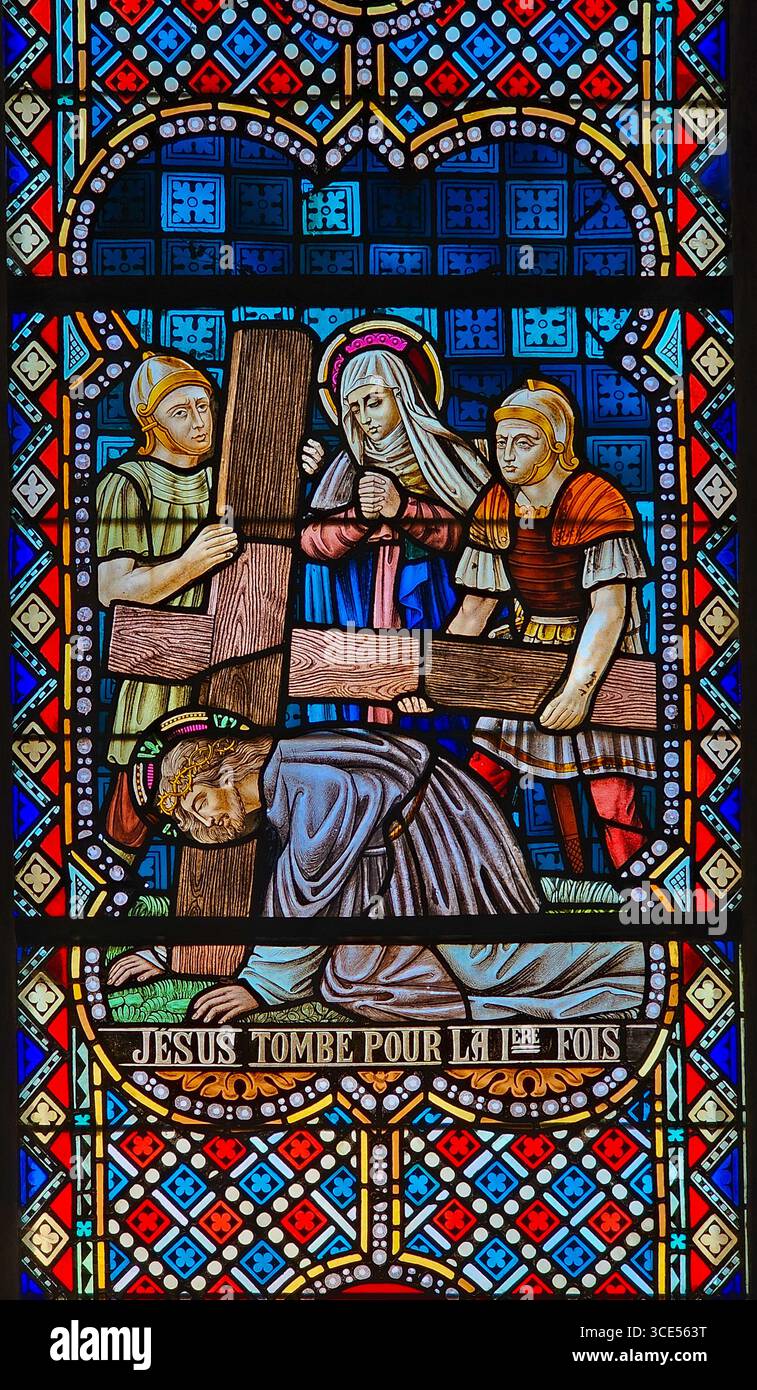 Showing jesus carrying the cross hi-res stock photography and images ...